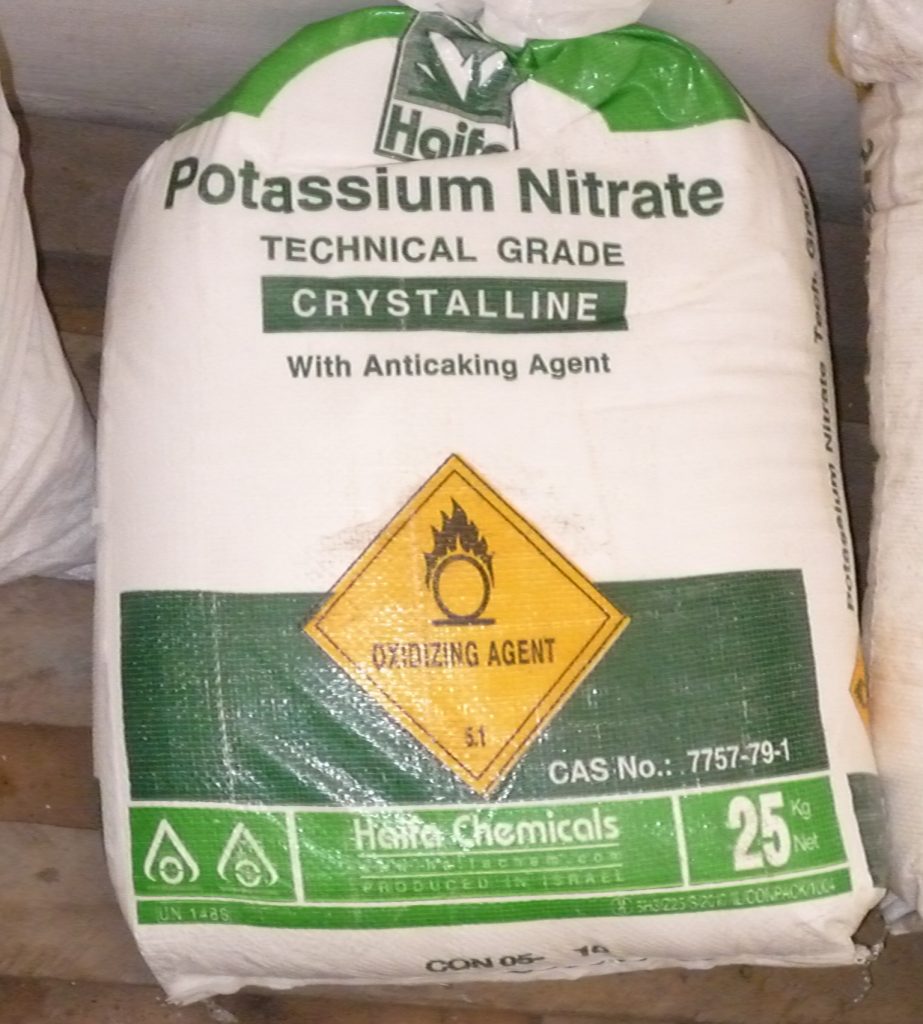 Nitrato de potasio | Qué es y ventajas de usarlo | Jardinedia